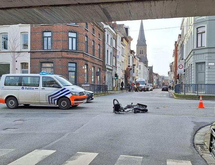 Fietser en bromfietser botsen in Forelstraat: verkeer wordt omgeleid ...