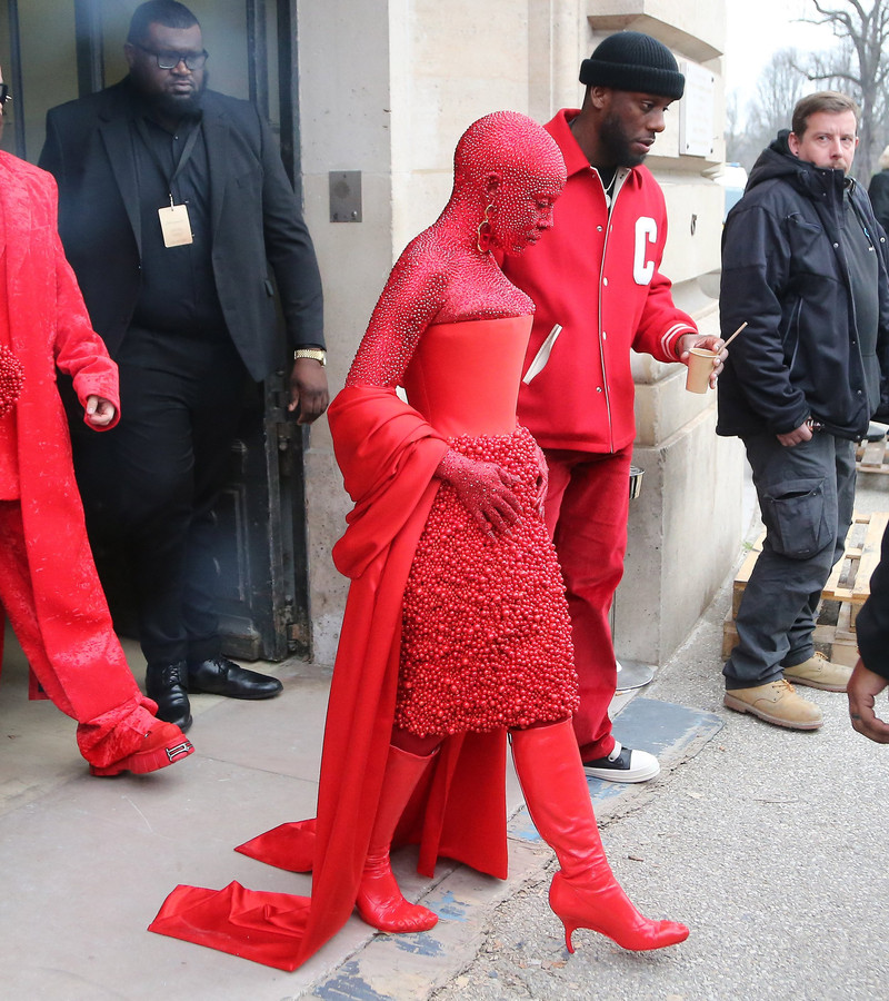 Onherkenbaar: Doja Cat verschijnt op Paris Fashion Week in outfit met ...