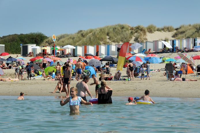 Met een wijntje op het strand van Renesse in Ibizastijl | Schouwen ...