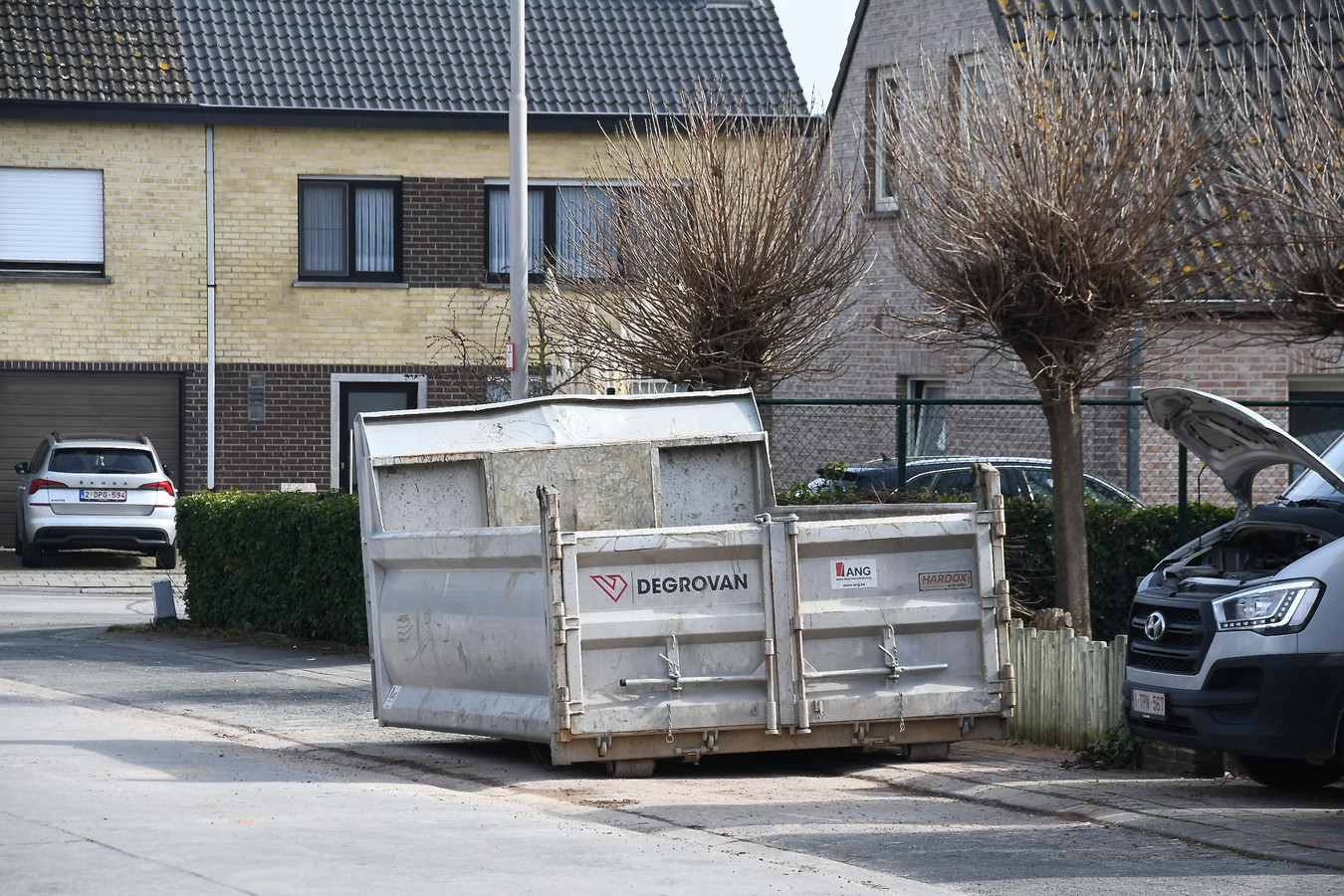 Knuffels en bloemen voor jongetje (7) dat omkwam bij ongeval in ...
