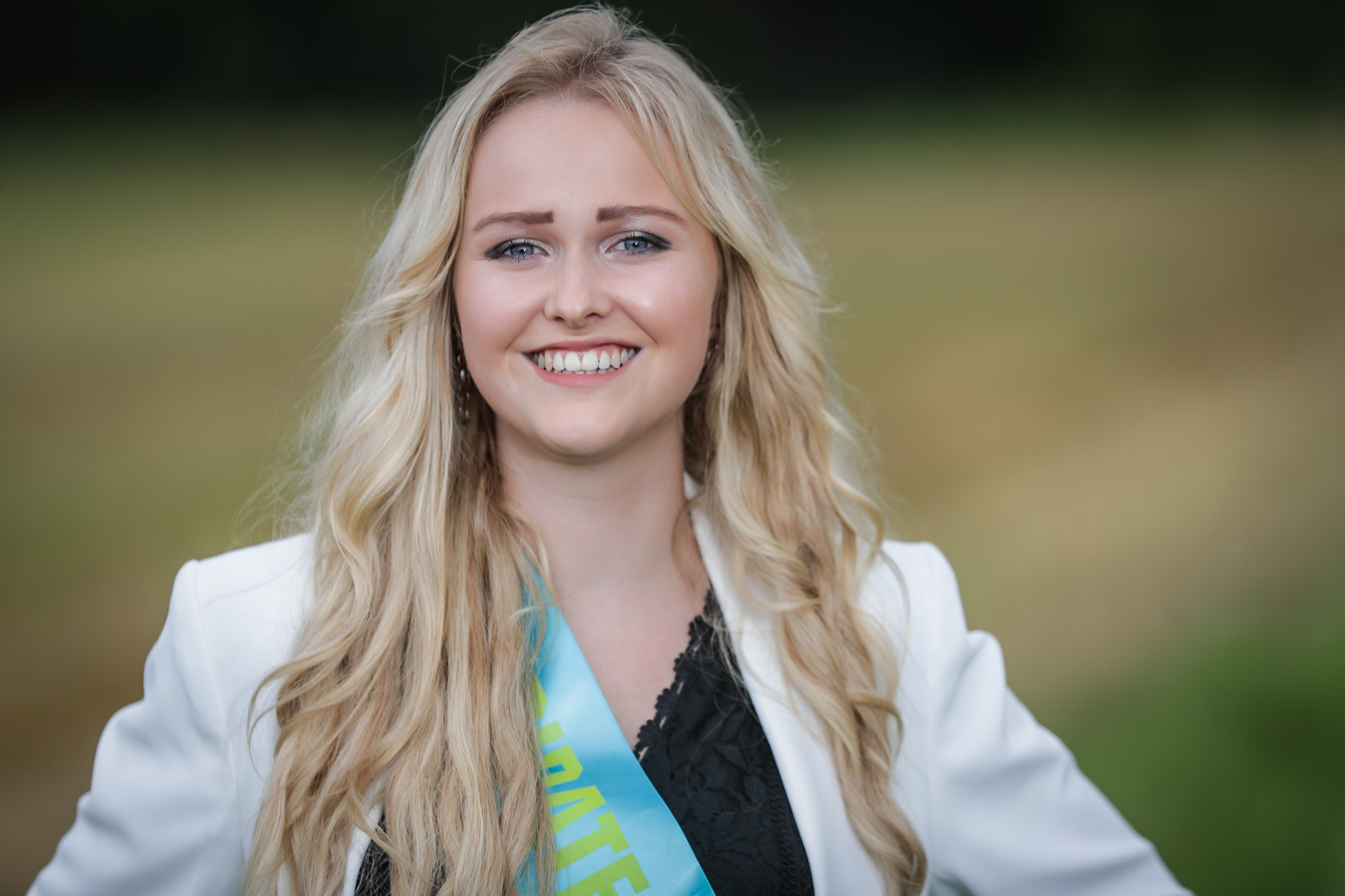 Magali werd als 3-jarig kind gebeten door een hond, nu dingt ze mee ...