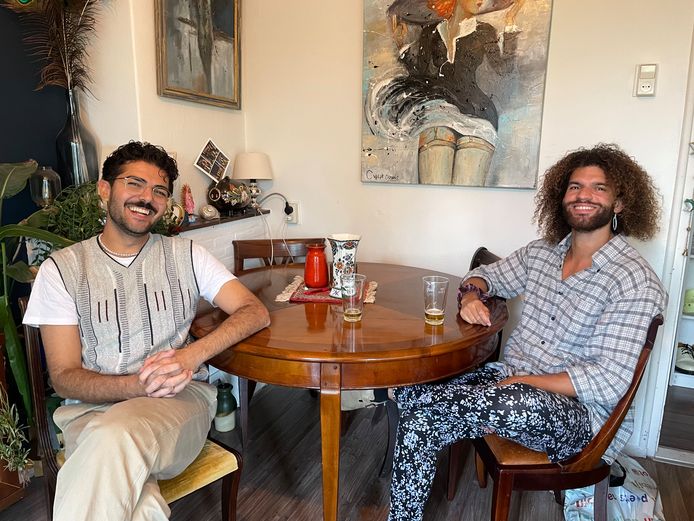 Tijdens het werk werden Hugo en Aalan beste vrienden, nu zijn ze ook ...