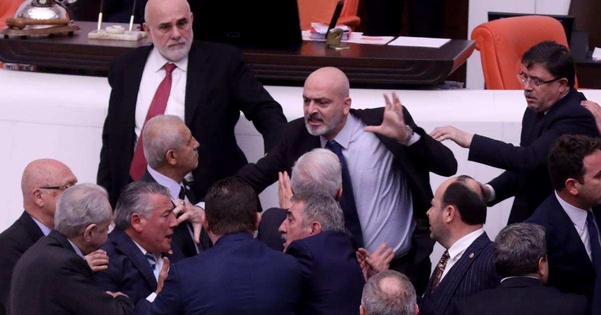 Turks parlementslid op intensieve zorgen na vechtpartij in parlement ...