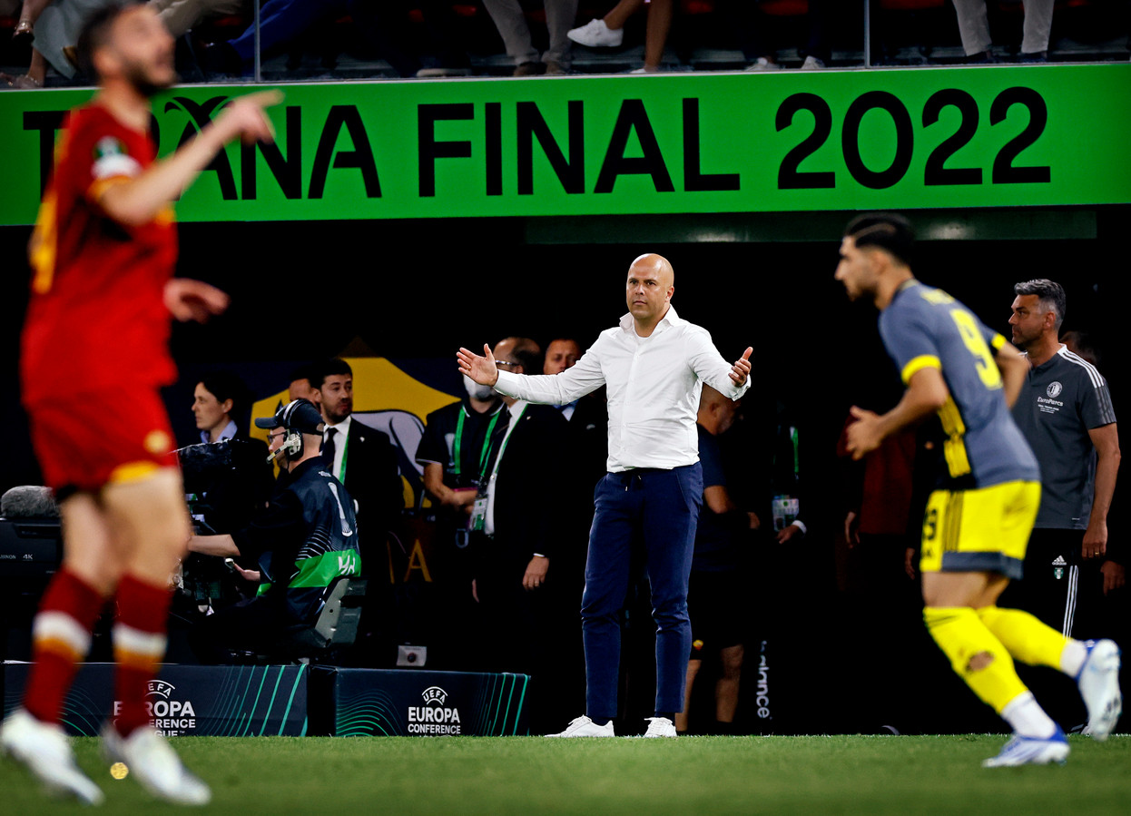 Arne Slot komt tot nieuwe inzichten na terugkijken finale tegen AS Roma ... Arne Slot komt tot nieuwe inzichten na terugkijken finale tegen AS Roma ...