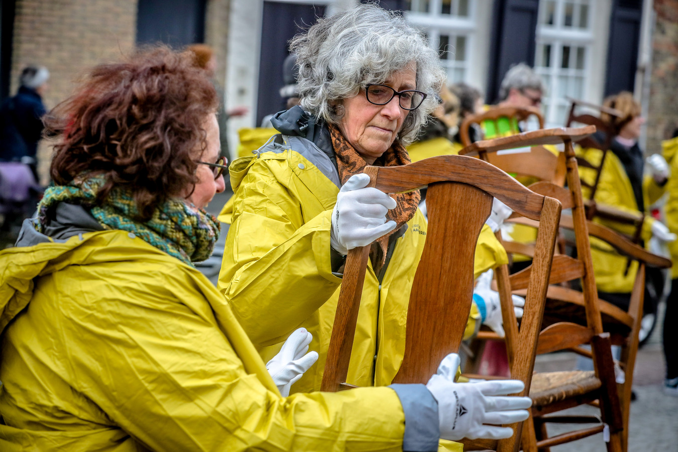 Ketting van 200 mensen verhuist inboedel Sint-Godelieveabdij: “Geen ...