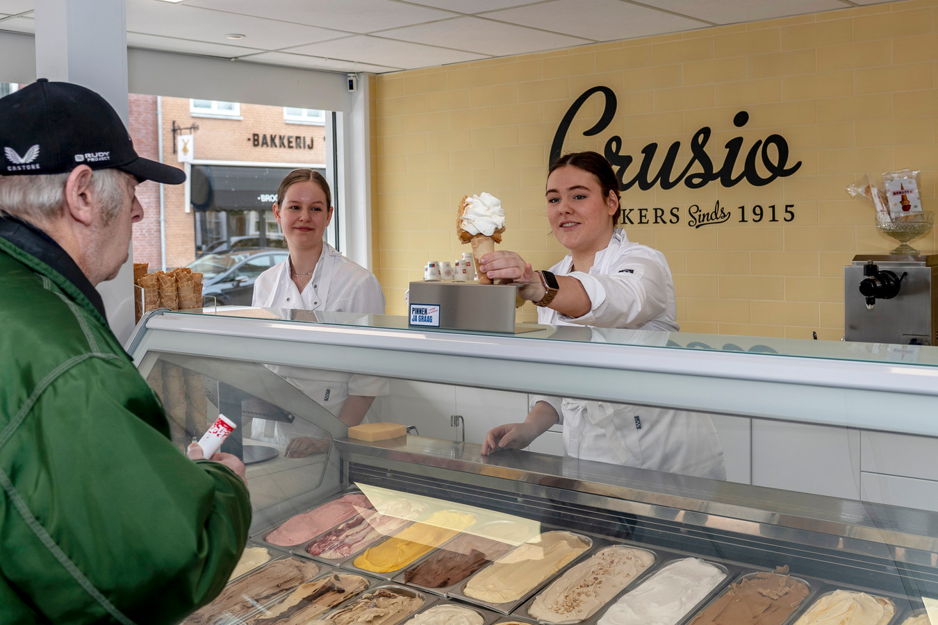 IJssalon Crusio krijgt warm welkom in Hoogerheide: ‘Eerste zonnetje ...