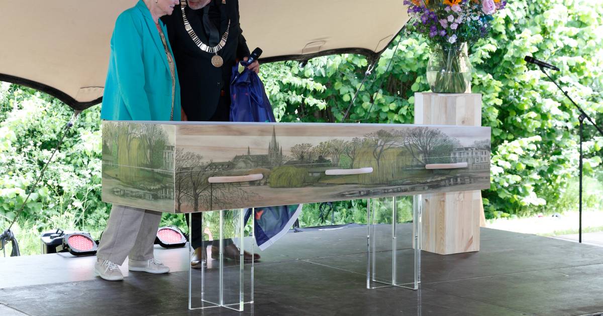 Begraven of gecremeerd worden in een Woerden-kist? Dat kan sinds ...