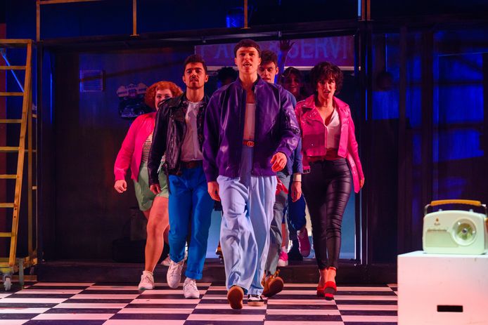 Eerste beelden musical Grease met jonge talenten Danique en Tristan ...
