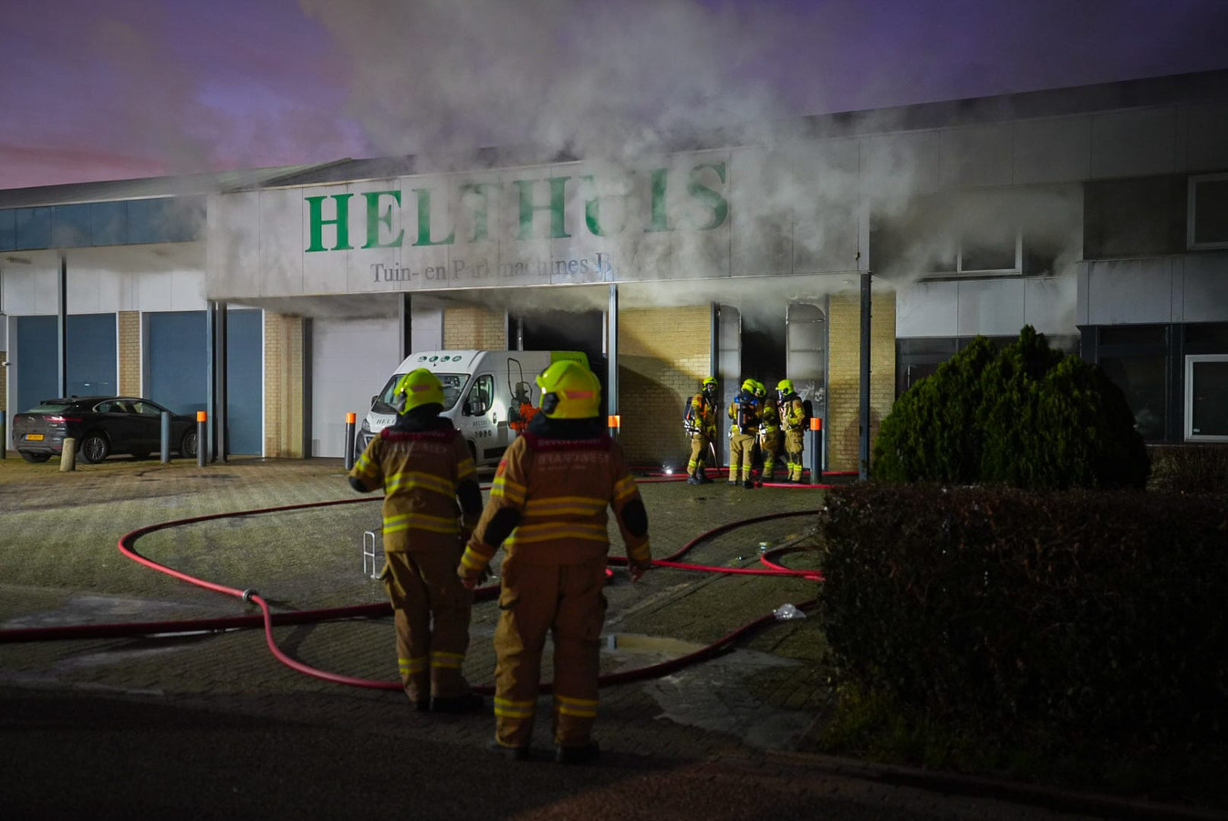 Asbest vrijgekomen bij brand in Heteren: vlammen onder controle | Foto ...