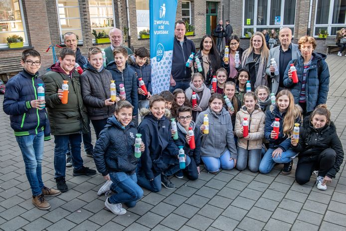 Leerlingen en personeel VMS massaal aan de herbruikbare fles ...