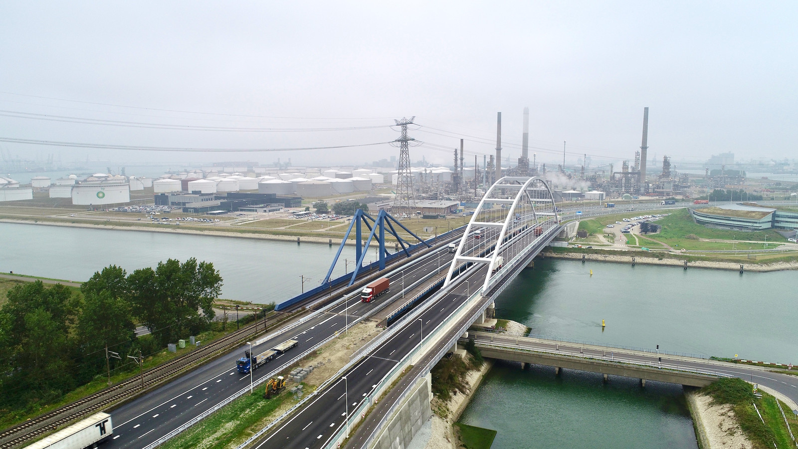 Transport van het jaar: 200 meter lange Suurhoffbrug 's nachts door ...