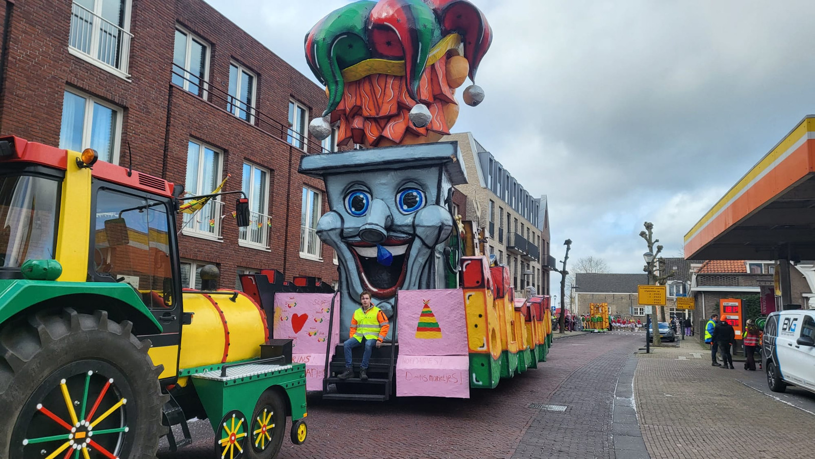 Carnavalskaravaan Boemeldonck imponeert en maakt het de jury lastig ...