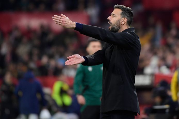 Ook voor Ruud van Nistelrooij komt de gevarenzone dichterbij als PSV ... Ook voor Ruud van Nistelrooij komt de gevarenzone dichterbij als PSV ...