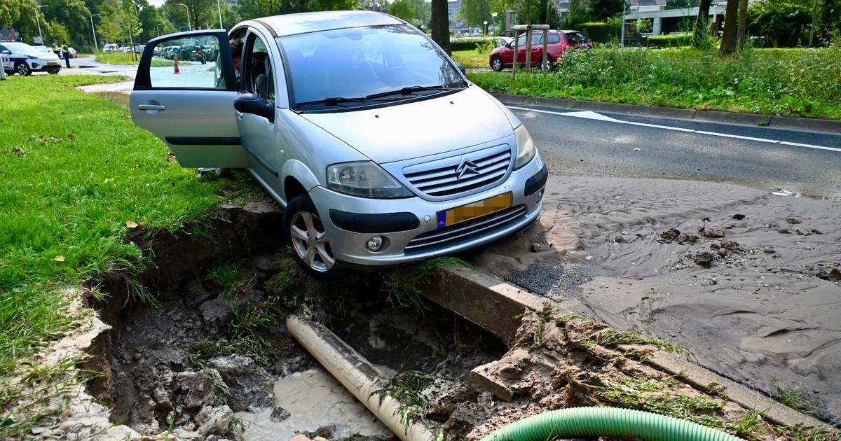 Waterleidingbreuk zorgt voor sinkhole in Arnhem: auto balanceert op het ...