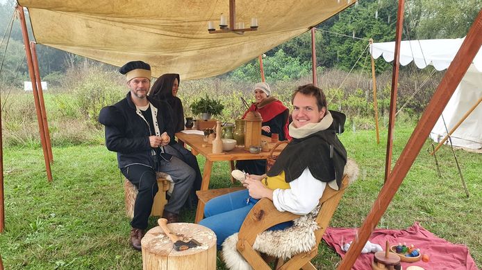 Meer dan 170 re-enactors dompelen bezoekers onder in middeleeuws kamp ...