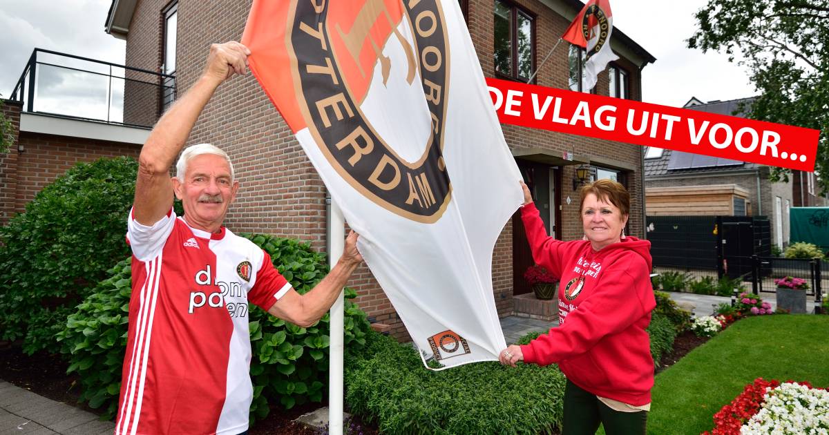 Bij Leo en Nel hangt de Feyenoord-vlag uit en een foto van de Kuip ...