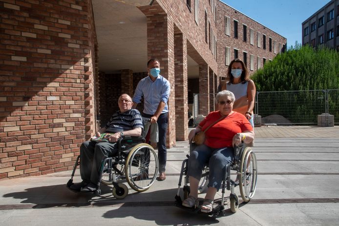 120 bewoners verhuizen onder stralende zon naar nieuw woonzorghuis Het ...