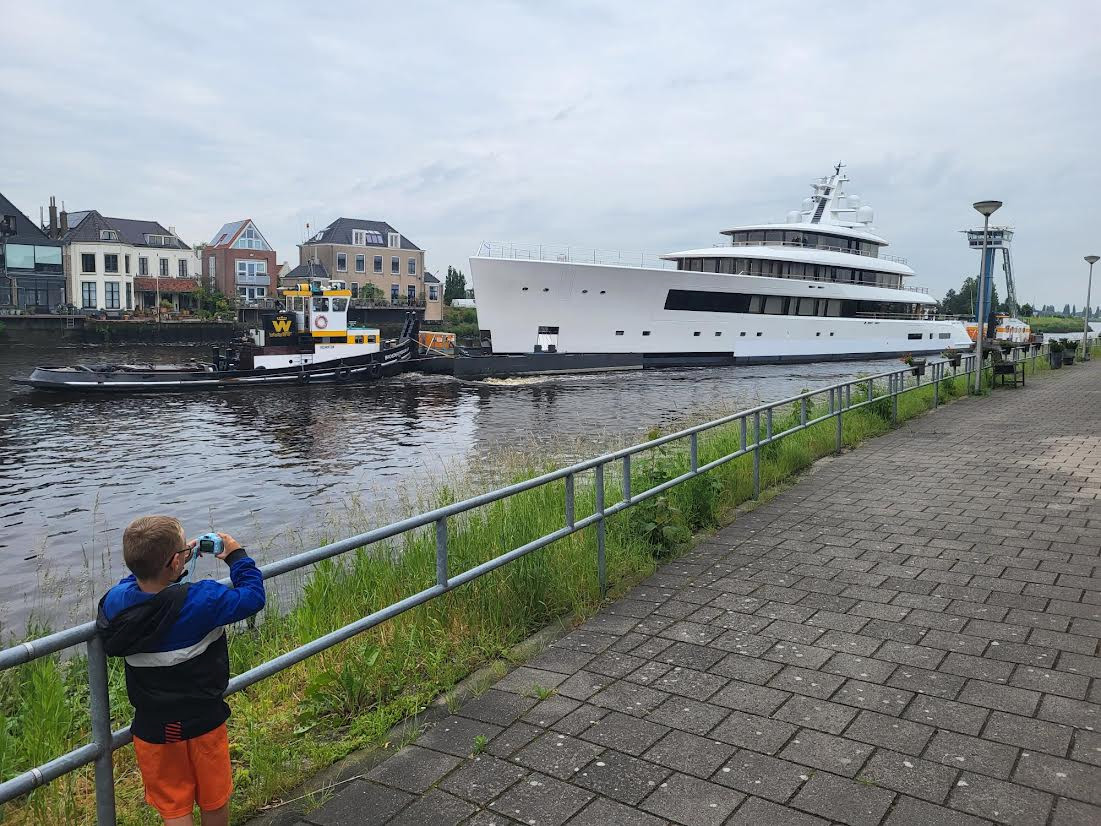 Jesse zet superjacht op de foto in Gouderak | Foto | AD.nl