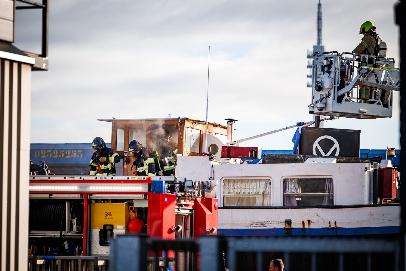 Brand ontstaan aan boord van schip tijdens onderhoud | Foto | AD.nl