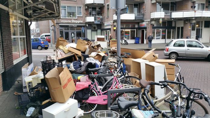 Hoopje grofvuil groeit uit tot enorme berg rommel in Rotterdam ...