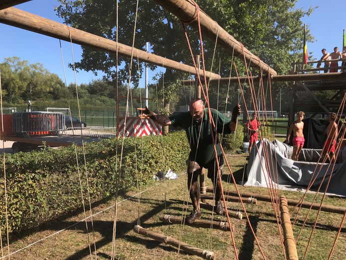 Belofte maakt schuld: scouts trakteren burgemeester Dirk Bauwens (N-VA ...