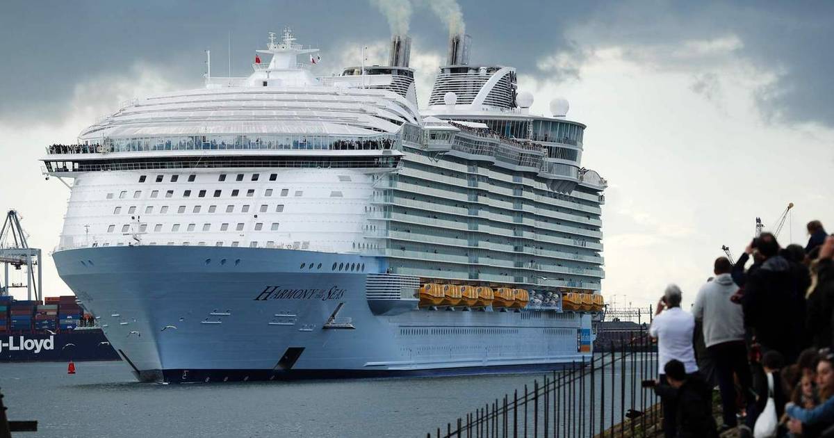 Grootste cruiseschip ter wereld legt aan in Rotterdam | Op cruise | AD.nl