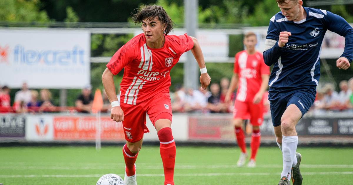 FC Twente-trainer Ron Jans legt uit waarom hij nu wel jeugdspelers meeneemt | FC Twente ...
