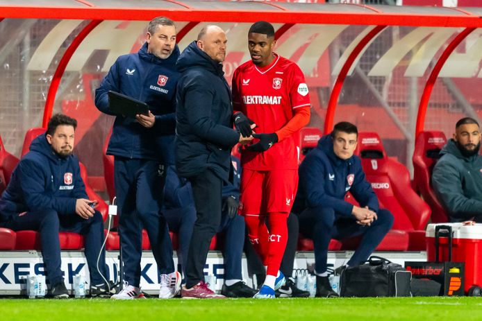 FC Twente-trainer Joseph Oosting heeft keus als nooit tevoren: ‘Iedereen zal zich ondergeschikt ...