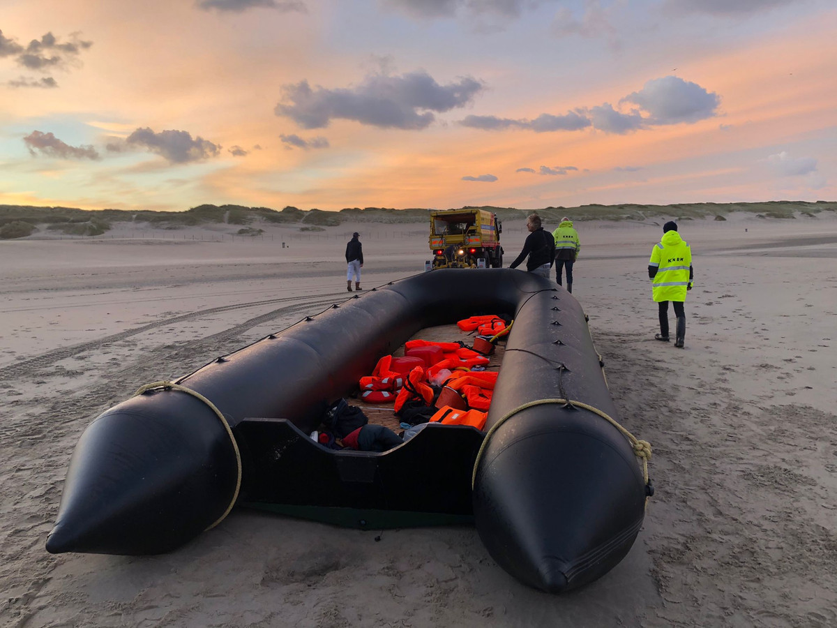 Onbemande boot met reddingsvesten spoelt aan op Zuiderstrand: ‘Is het ...