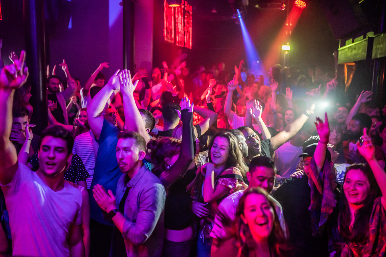 Nachtclubs gooien uit coronaprotest de deuren open | Foto | gelderlander.nl