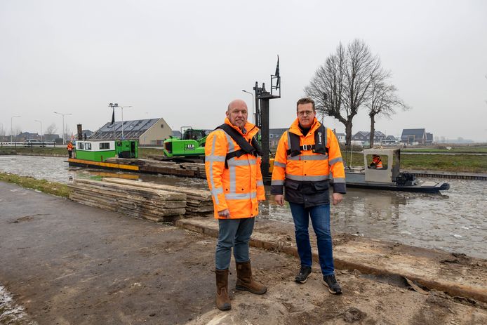 De oever van de Oude Vaart langs de N377 bij Hasselt is een ...