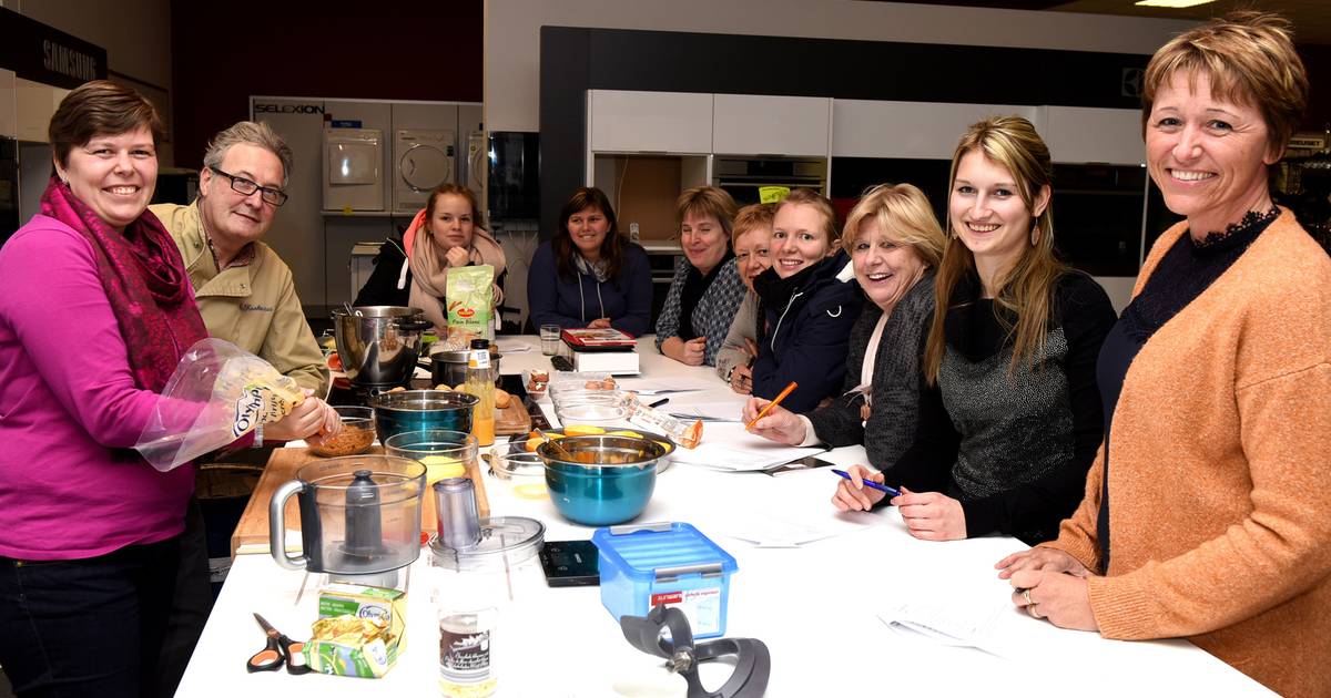 Dames kokerellen met Peter Balcaen in elektrozaak | Galmaarden | hln.be