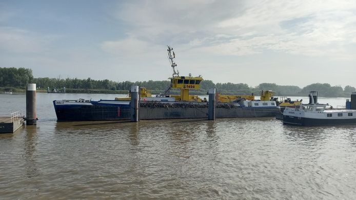 Gezonken binnenschip weggesleept naar steiger Nieuwe Scheldewerf in ...