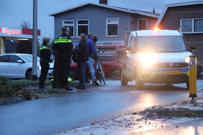 Busje van gemeente Wierden botst met fietsster: vrouw raakt gewond ...