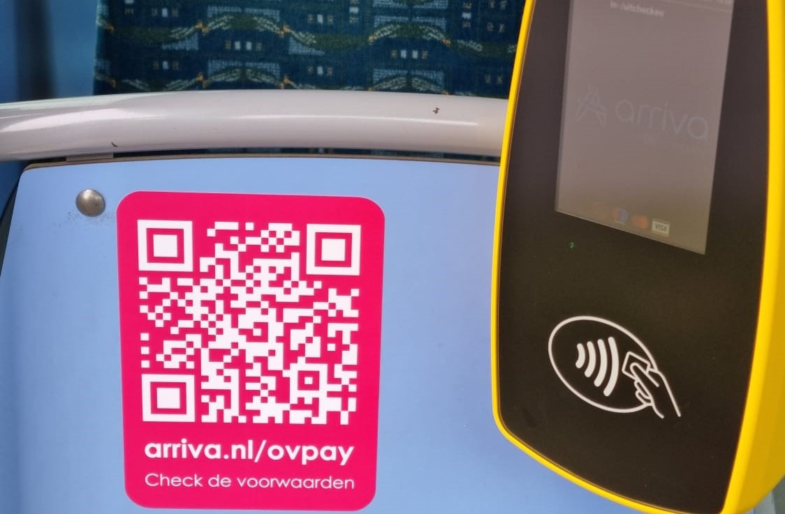 Ook inchecken met pinpas of mobiel in bus en trein van Arriva, maar er ...