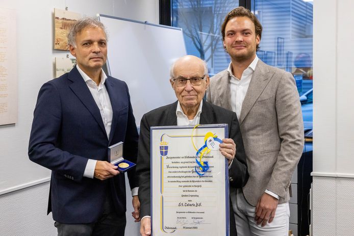 Zwartz krijgt als oudste bedrijf van Oldenzaal gouden erepenning ...