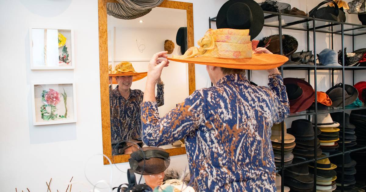 Marleen maakt hoeden voor politici rond Prinsjesdag en kleedt nu ook Schoondijke | Zeeland | AD.nl