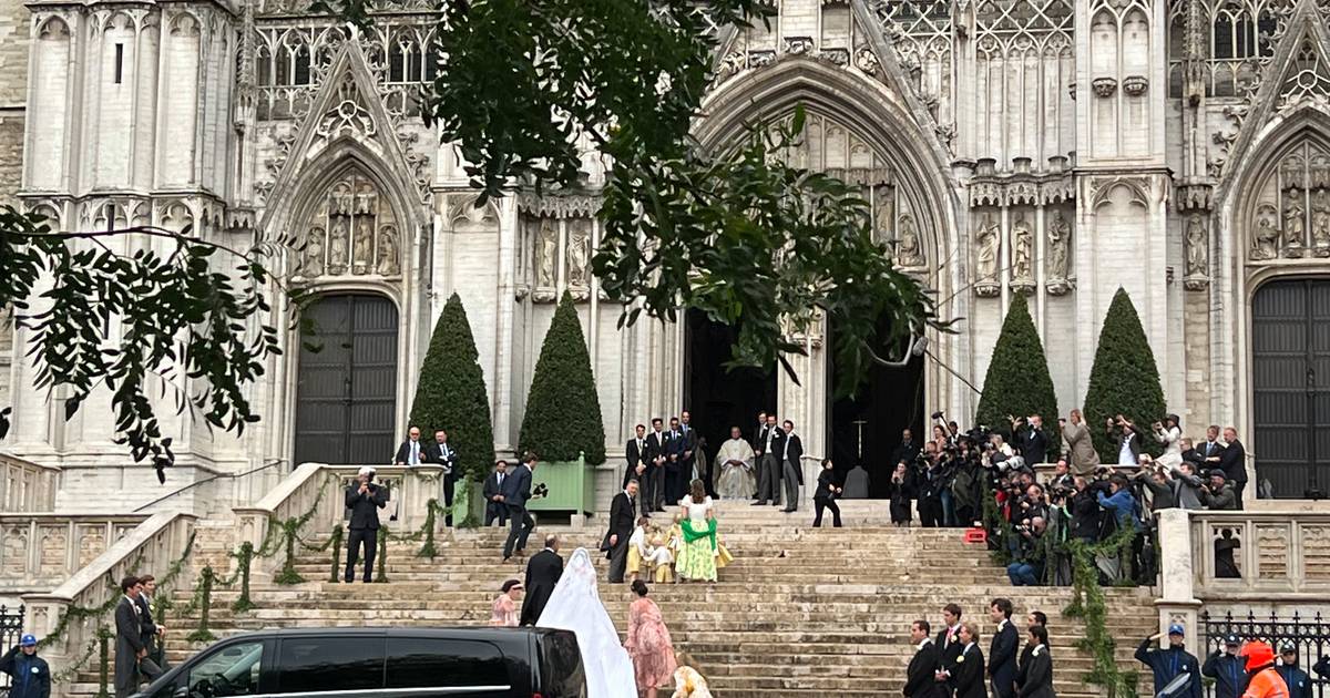 Fans trotseren regen om glimp op te vangen van huwelijk prinses Maria ...