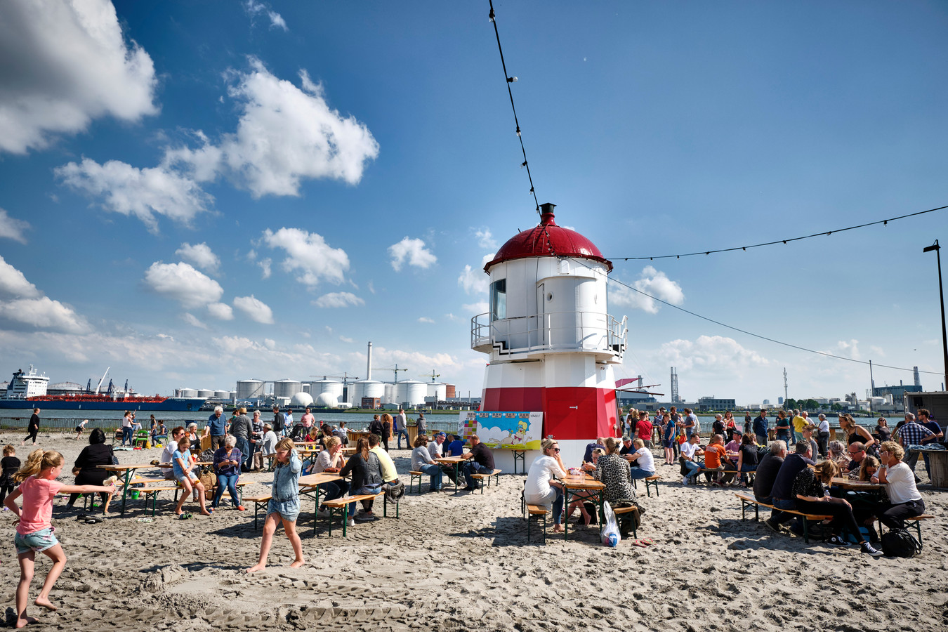 Het is gelukt: Vlaardings stadsstrand kan deze maand nog open | Foto ...