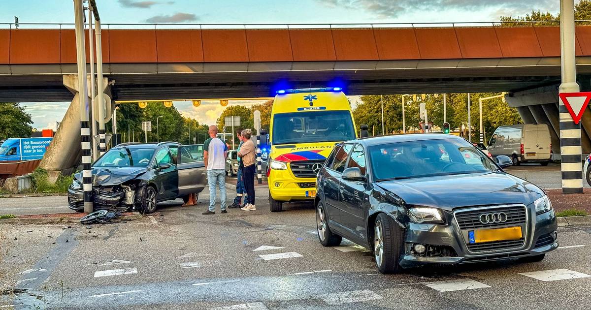 Twee auto’s knallen hard op elkaar in Harderwijk en veroorzaken zo flink wat schade | 112 nieuws ...