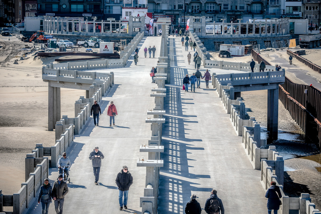 Vernieuwde wandelweg van Pier in Blankenberge twee jaar vroeger dan ...