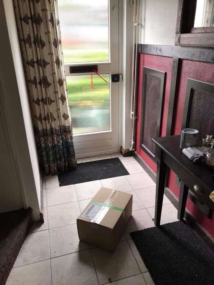 PostNL biedt excuses aan voor pakketje in gang na 'touwtje in ...