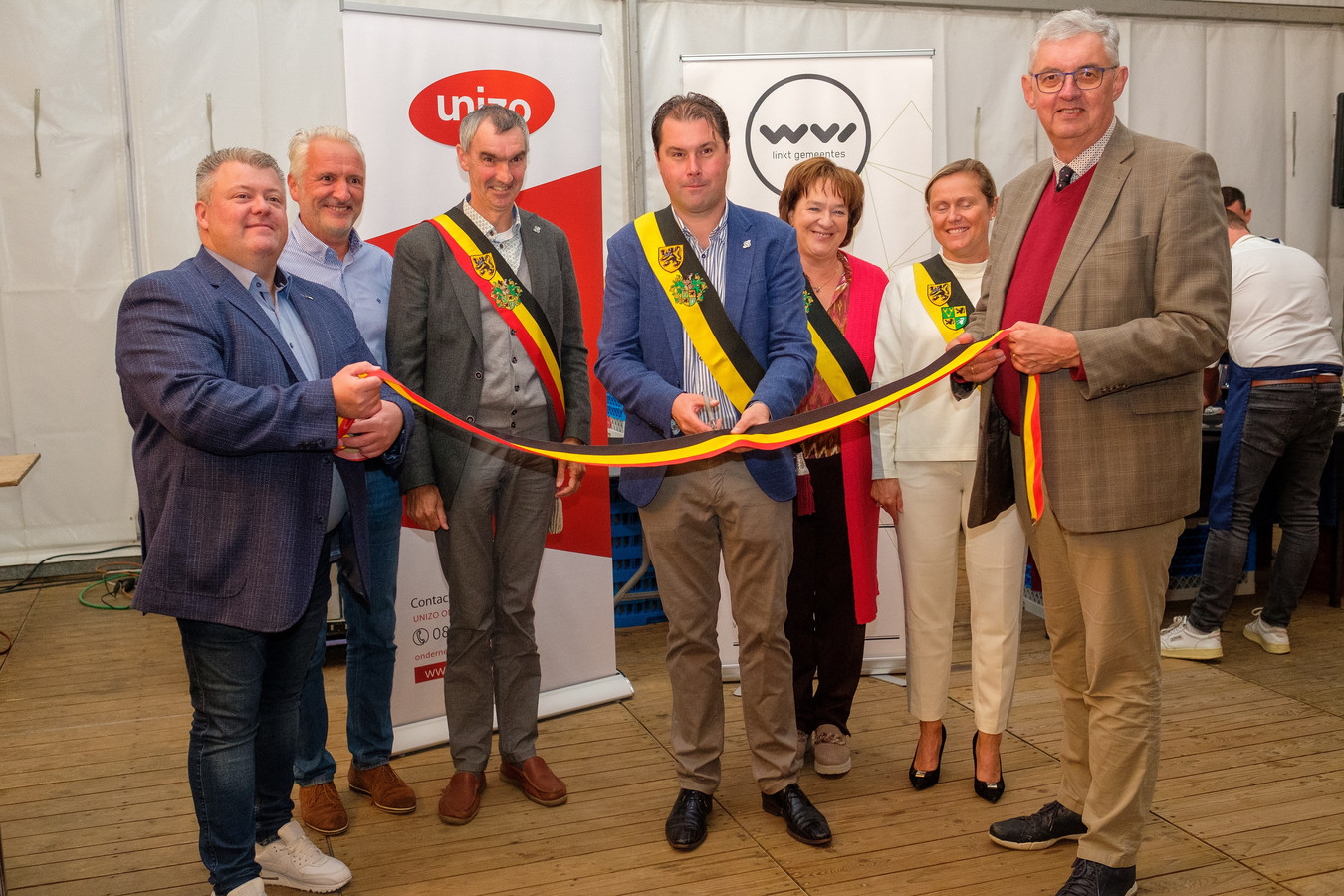 Oostrozebeke verwent ondernemers tijdens feestelijke opening ...