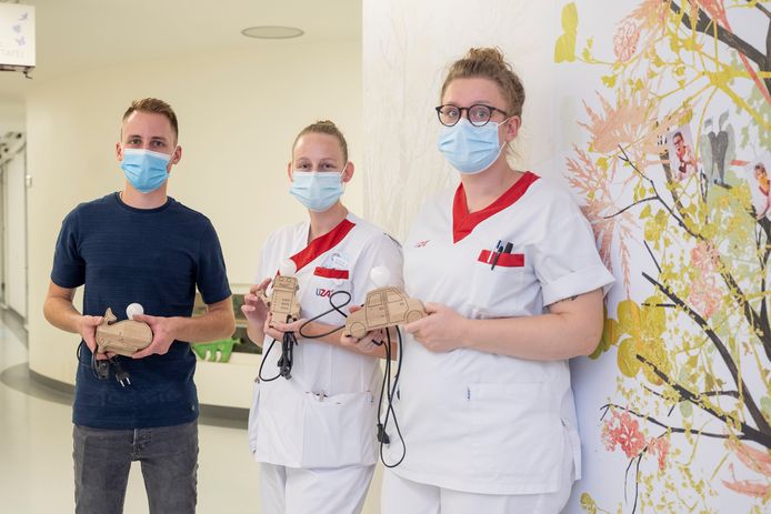 Jonge ondernemer schenkt nachtlampjes aan UZA | Edegem | hln.be