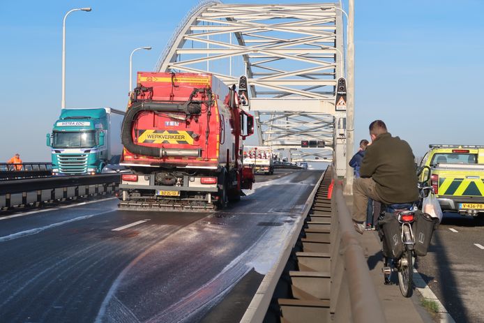Ernstig ongeluk A27 Breda richting Gorinchem door op Merwedebrug, rijbaan weer open | Breda ...