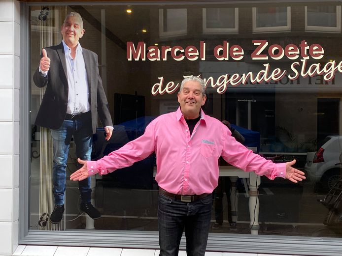 Zingende Slager uit Scheveningen probeert eenzame ouderen serieus te ... Zingende Slager uit Scheveningen probeert eenzame ouderen serieus te ...