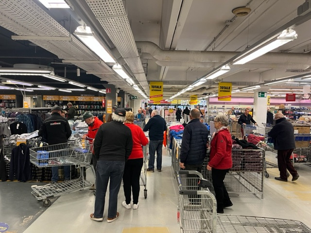 Totale uitverkoop bij Makro in Eke lokt heel wat volk: “Dit weekend nog ... Totale uitverkoop bij Makro in Eke lokt heel wat volk: “Dit weekend nog ...