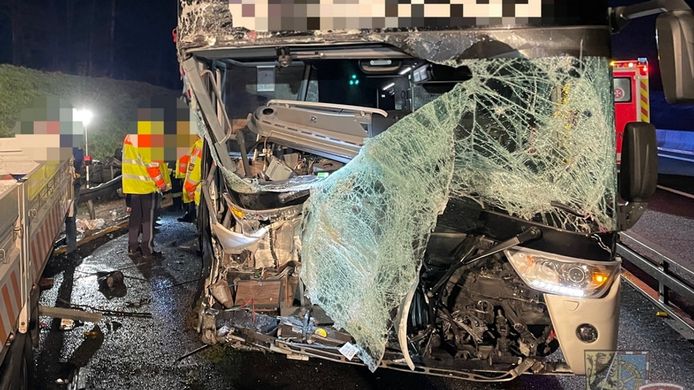 Chauffeur nog altijd in ziekenhuis na busongeval met 65 schoolkinderen ...