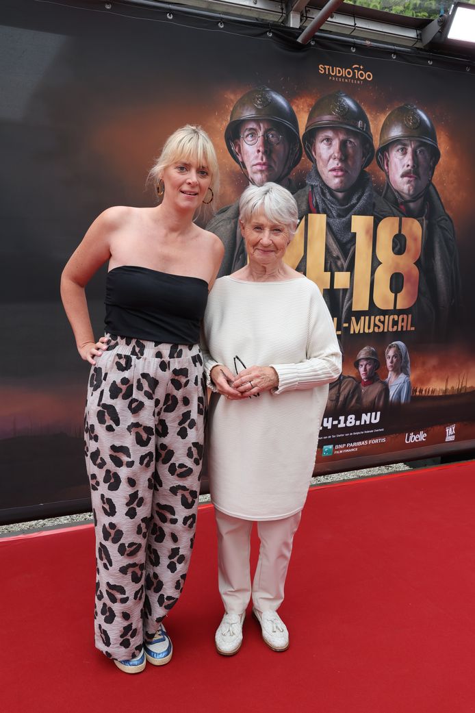 IN BEELD. Maureen Vanherberghen voor het eerst met babybuik op de rode ...