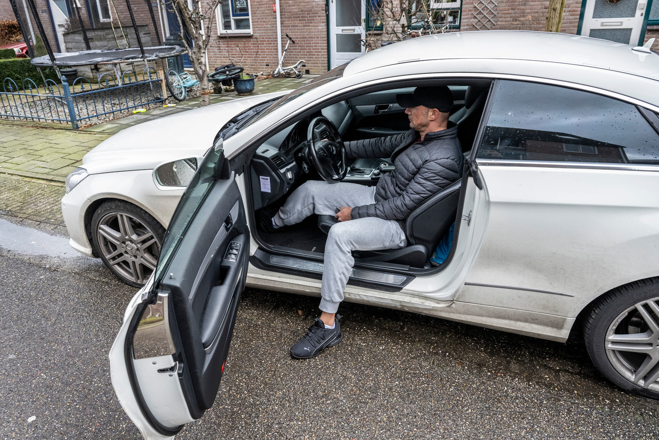 Met gladde praatjes verkoopt Daan auto’s waar van alles aan mankeert ...